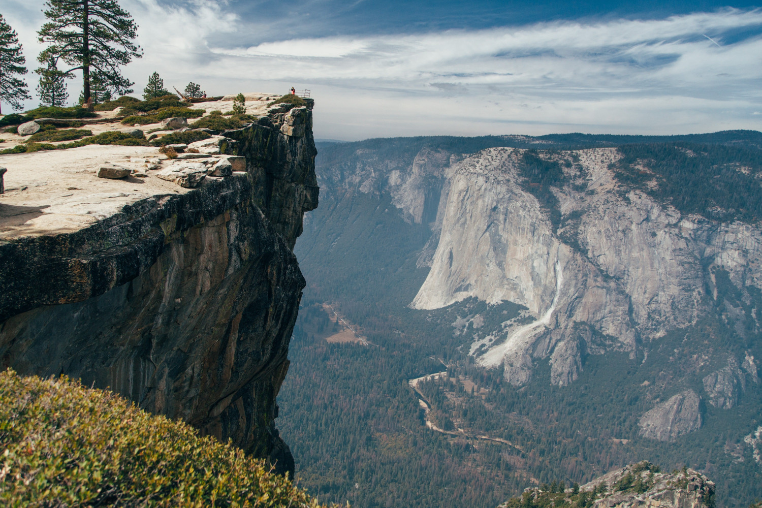 2 People Fall to Their Deaths Off 1000-Ft Cliff at Yosemite