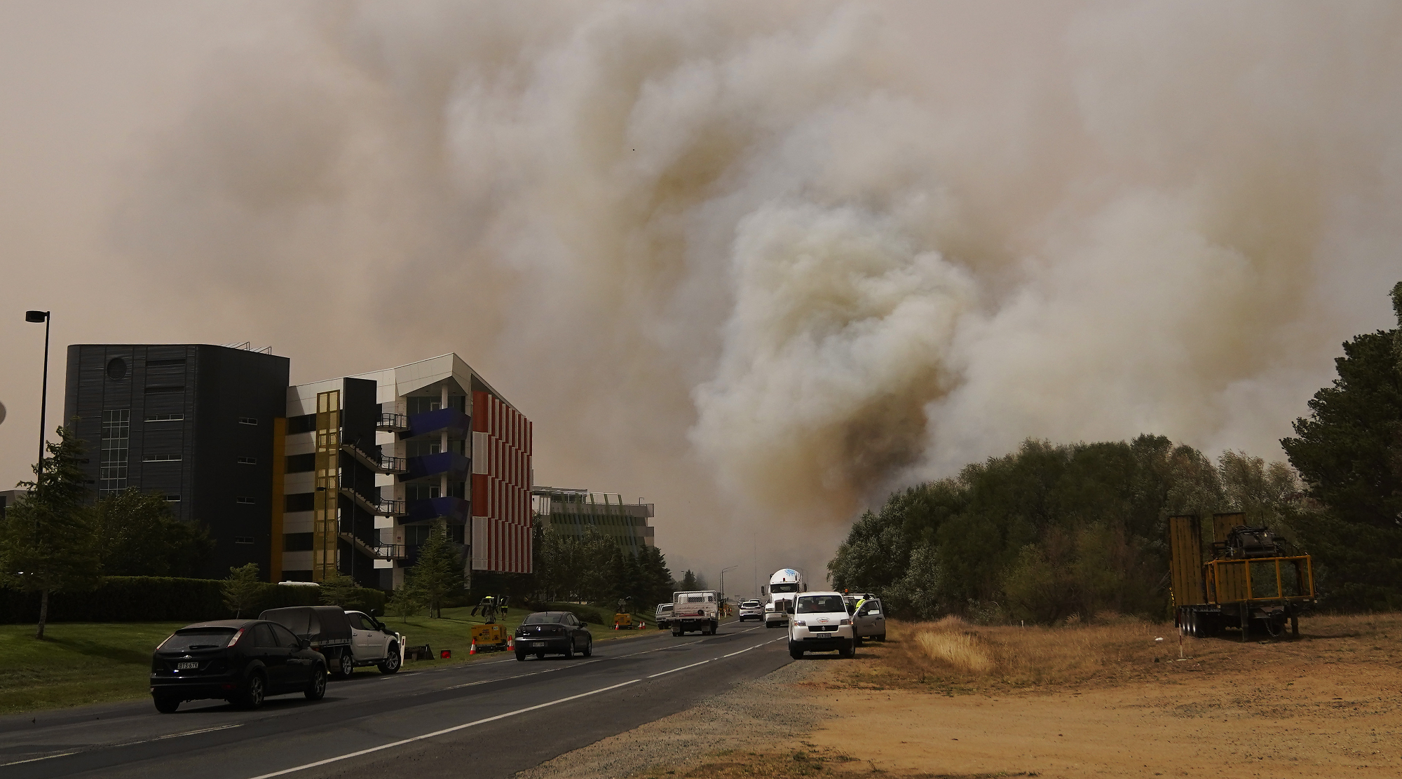 Bushfires Near Australia’s Canberra Airport Force Nearby Suburbs to ...