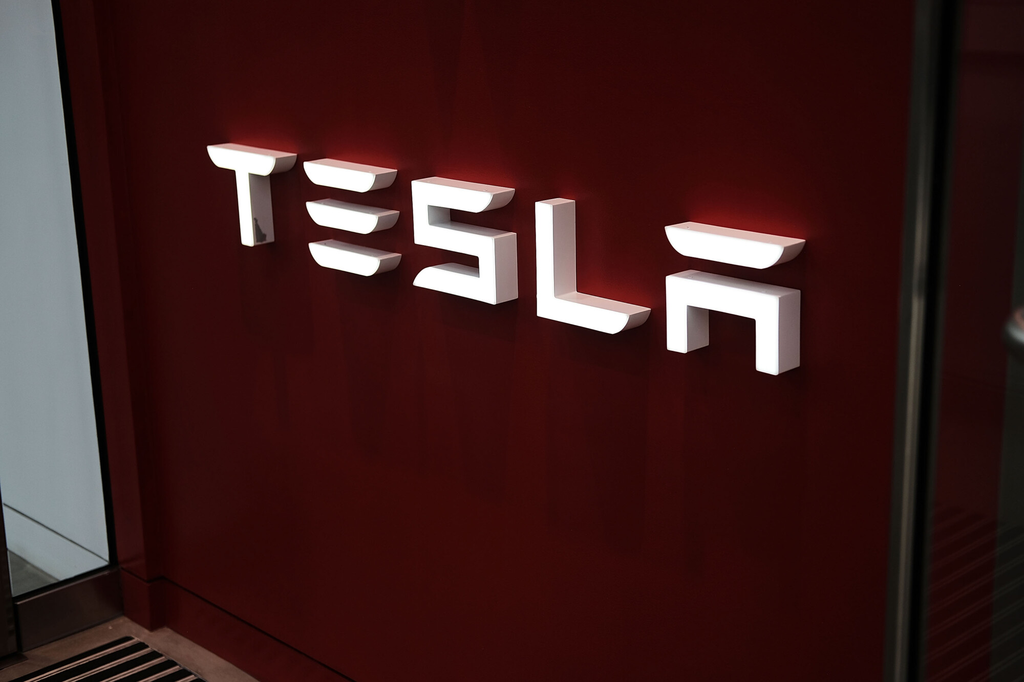 Tesla Megapack Battery Fire Fuels Concerns